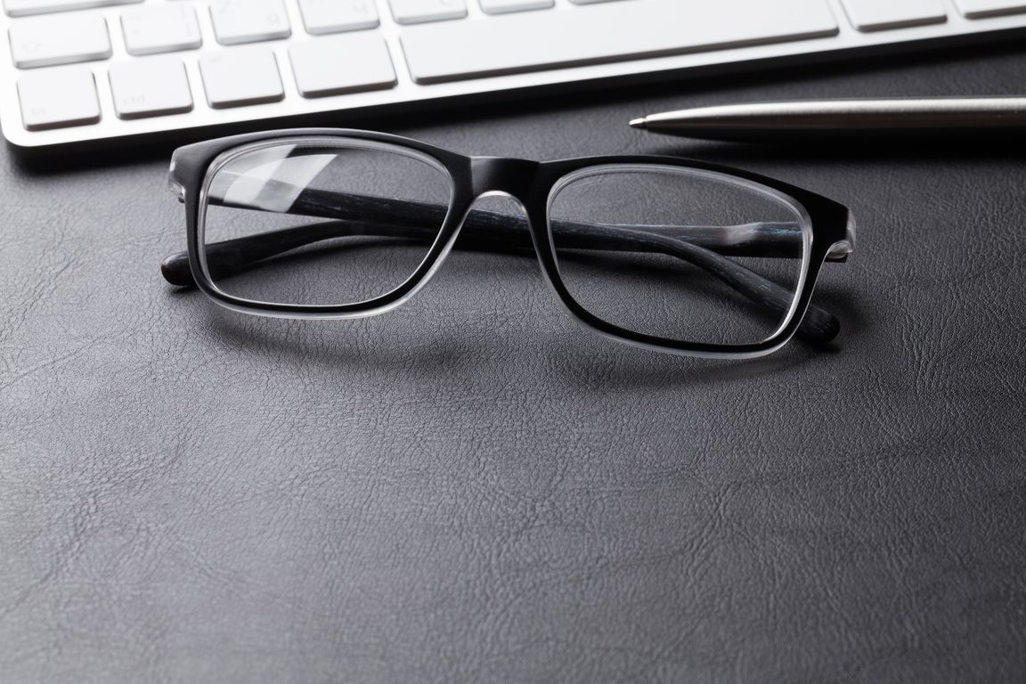 Tägliche Arbeit am PC: Arbeitgeber muss bei Bedarf Bildschirmbrille ...