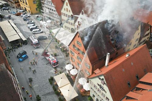 130 Einsatzkräfte löschten Brand im Hotel Eisenkrug in Dinkelsbühl ...