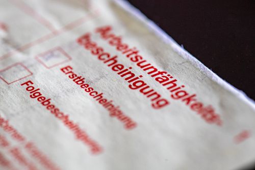 „Gelber Schein“ nach Kündigung: Arbeitnehmer müssen Krankheit im ...