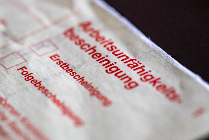 „Gelber Schein“ nach Kündigung: Arbeitnehmer müssen Krankheit im ...