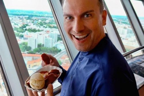 Tim Raue bringt Lieblingssnacks in die Sphere Bar des Berliner ...