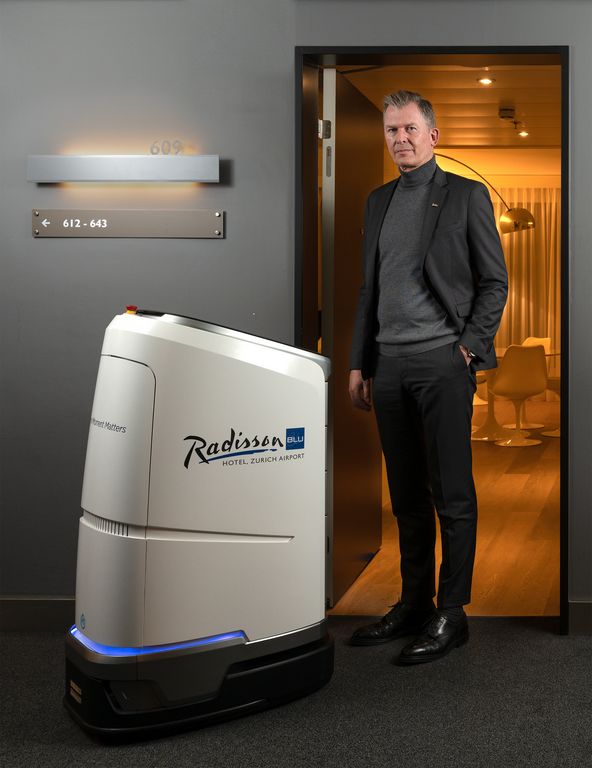 Serviceroboter Jeeves beliefert Gäste des Radisson Blu Hotel am ...