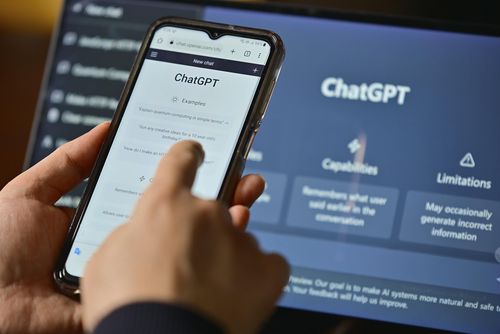ChatGPT wird zur Buchungsplattform: Expedia und Booking.com führen Apps ...