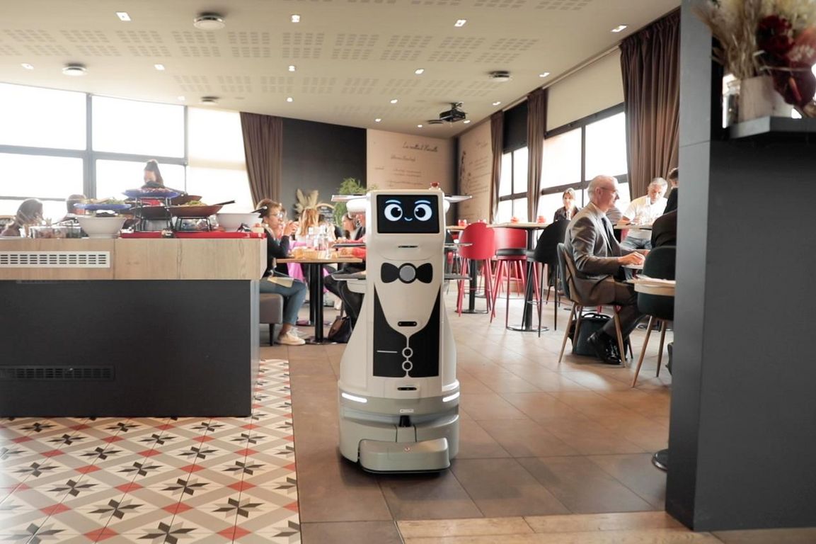 United Robotics Group stellt ersten Service-Cobiot für das Hotel- und ...