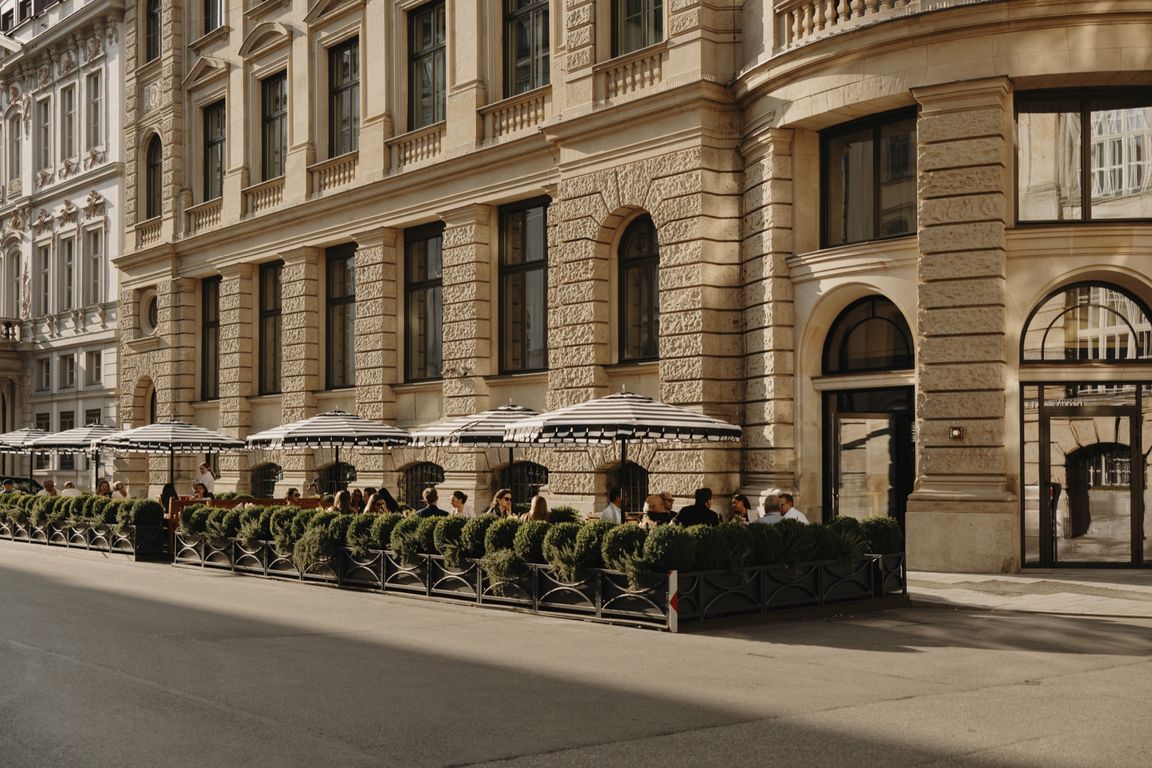 Rosewood Munich eröffnet Schanigarten: Tageskarte